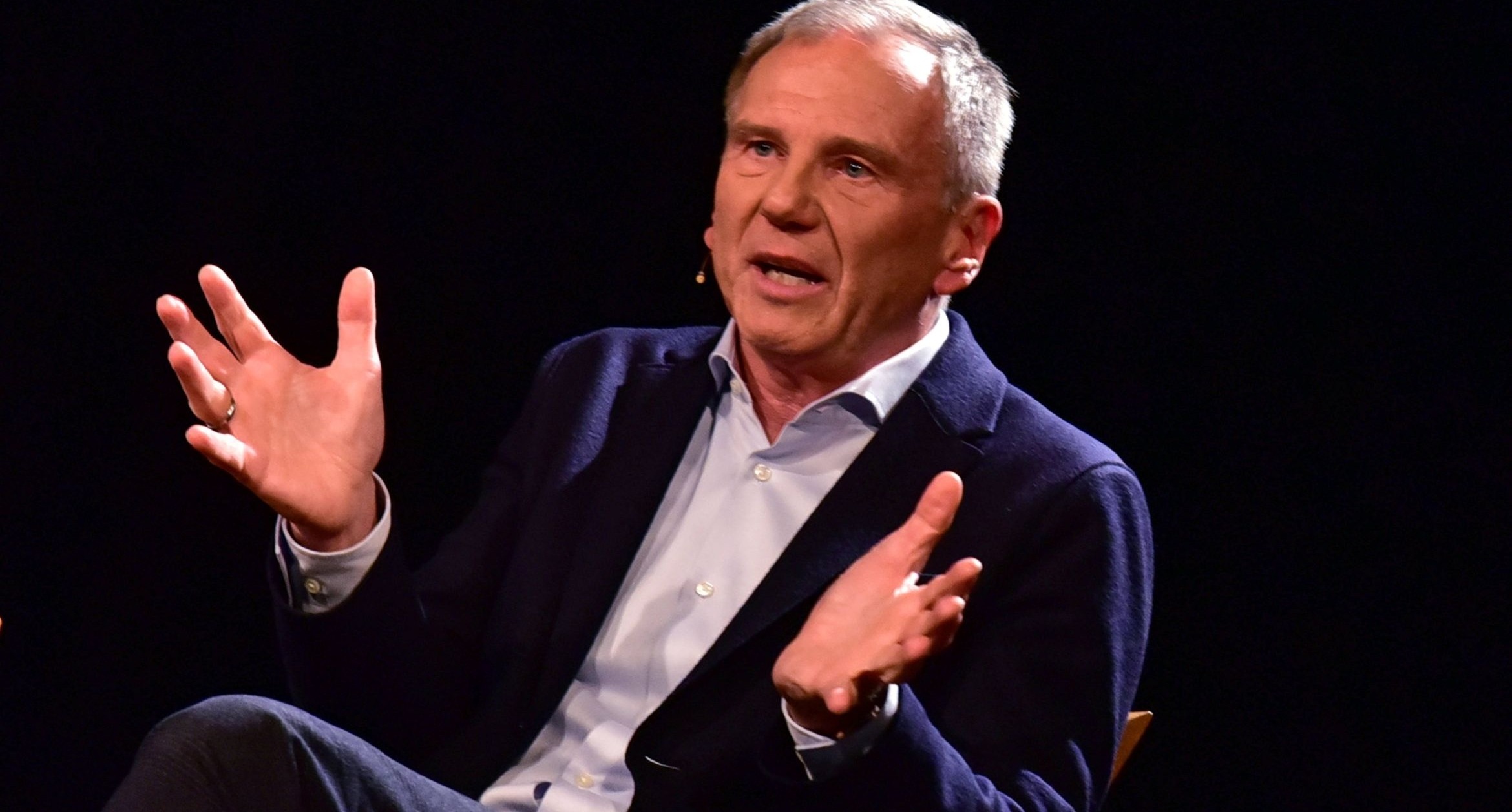 ORF-Anchor Armin Wolf zeigt "X" an