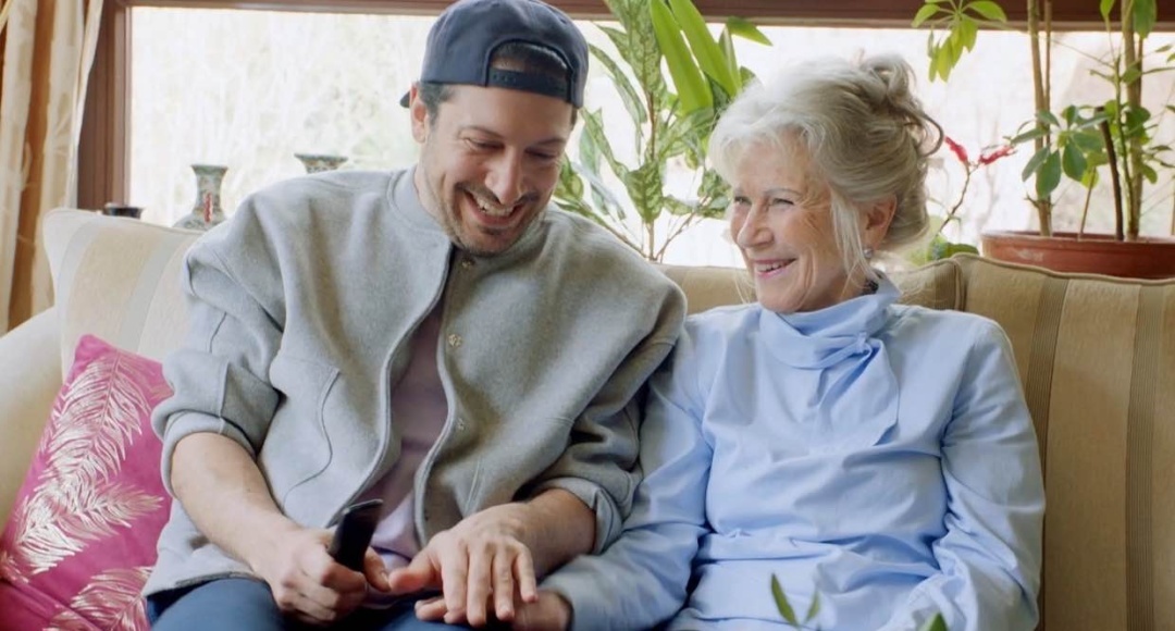 Ins Wohnzimmer geplatzt: So dreist werben Christian Ulmen und Fahri Yardim für MagentaTV